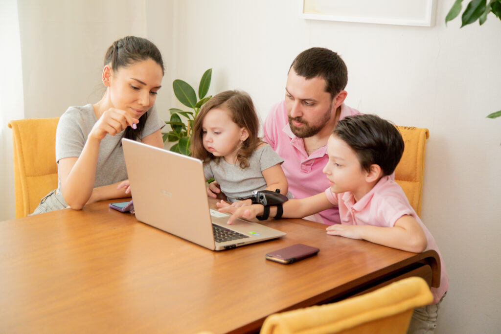 The secrets to a healthy balance between screen time & family time